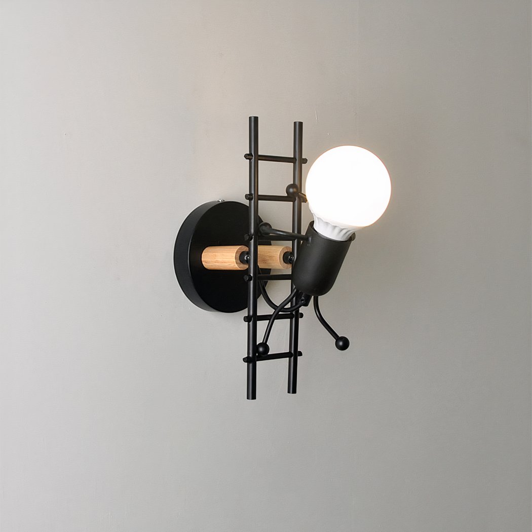 Kinderwandlamp in de vorm van een mannetje met een metalen ladder ...