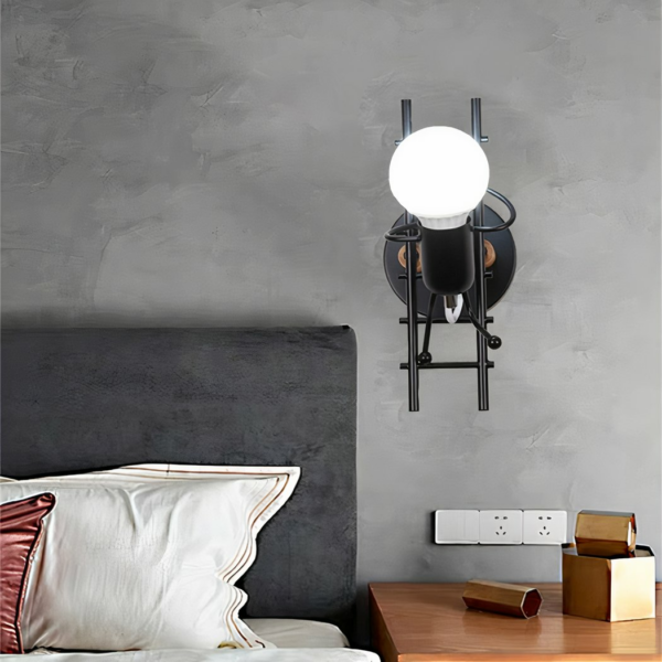 Kinderwandlamp in de vorm van een mannetje met een metalen ladder ...